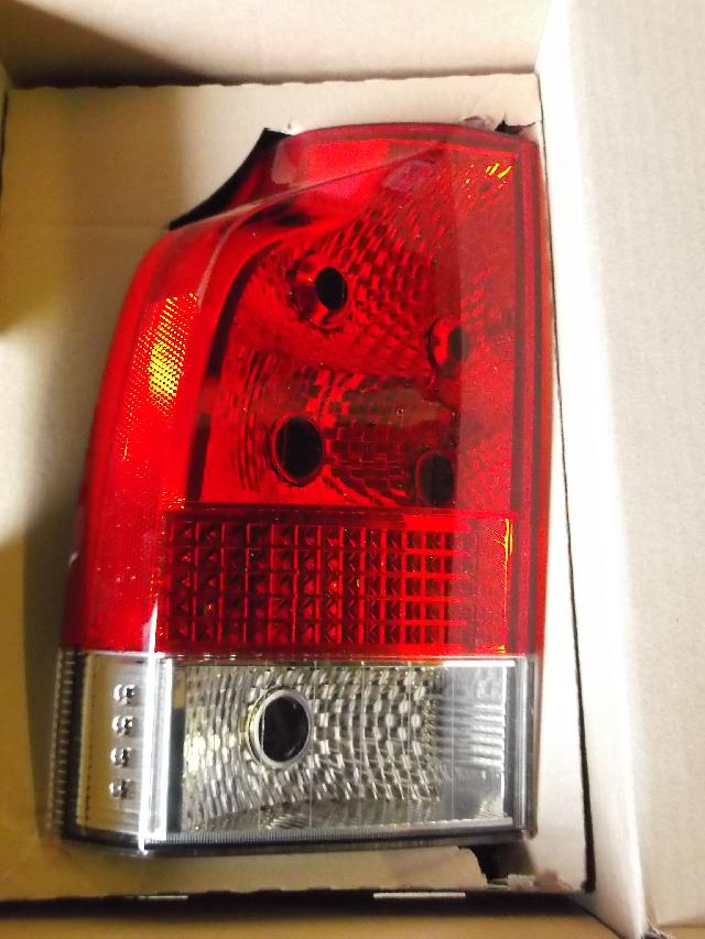 VOLVO V70 PASSENGER REAR SIDE LAMP 2005-2007